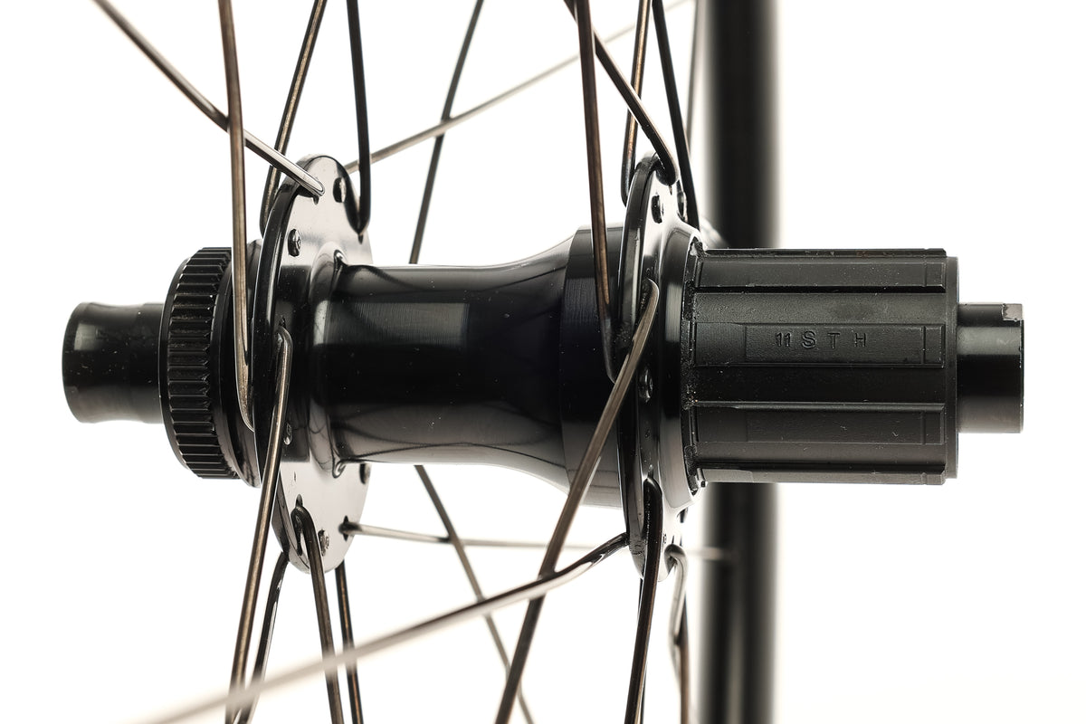 DT Swiss R470 Aluminum Tubeless 700c Wheelset | The Pro's Closet