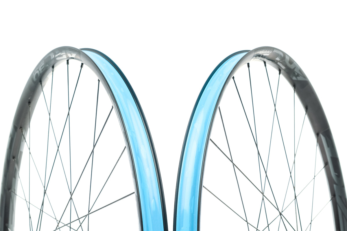 Raceface ARC Offset 30 Aluminum Tubeless 700c Wh | The Pro's Closet