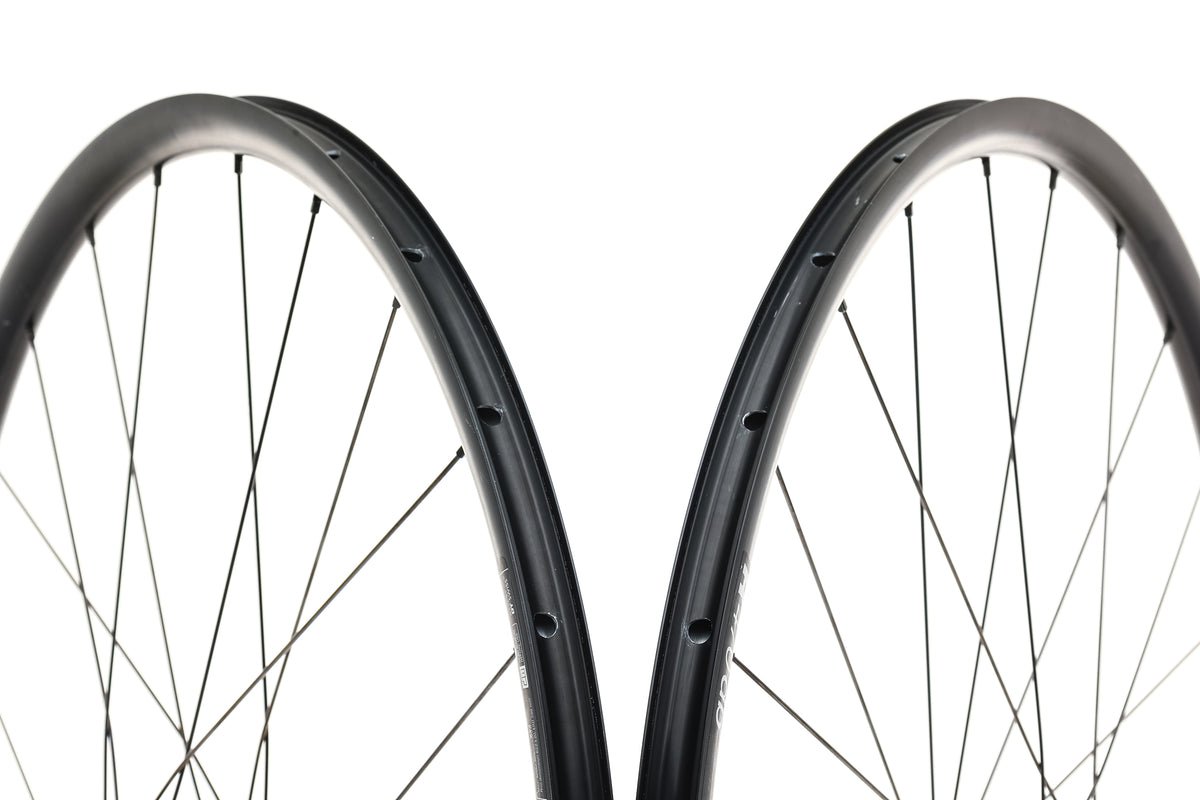 DT SWISS R470db Aluminum Tubeless 700c Wheelset | The Pro's Closet
