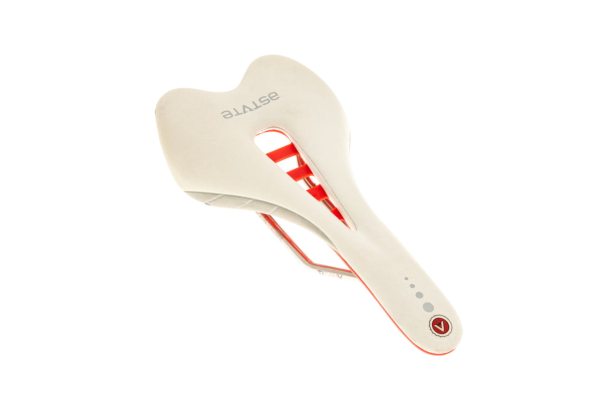 Astute Skyline VT Saddle 135mm TitanV Rails Whit | The Pro's Closet