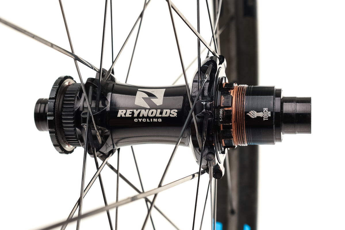 Pivot/Reynolds Plus 407 w/ i9 Hubs Carbon Tubele | The Pro's Closet
