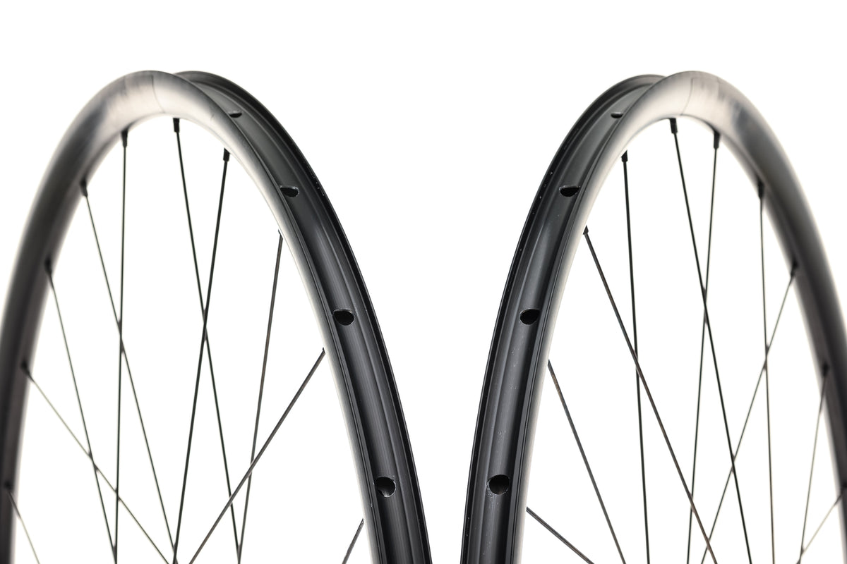 DT Swiss R470 Aluminum Tubeless 700c Wheelset | The Pro's Closet